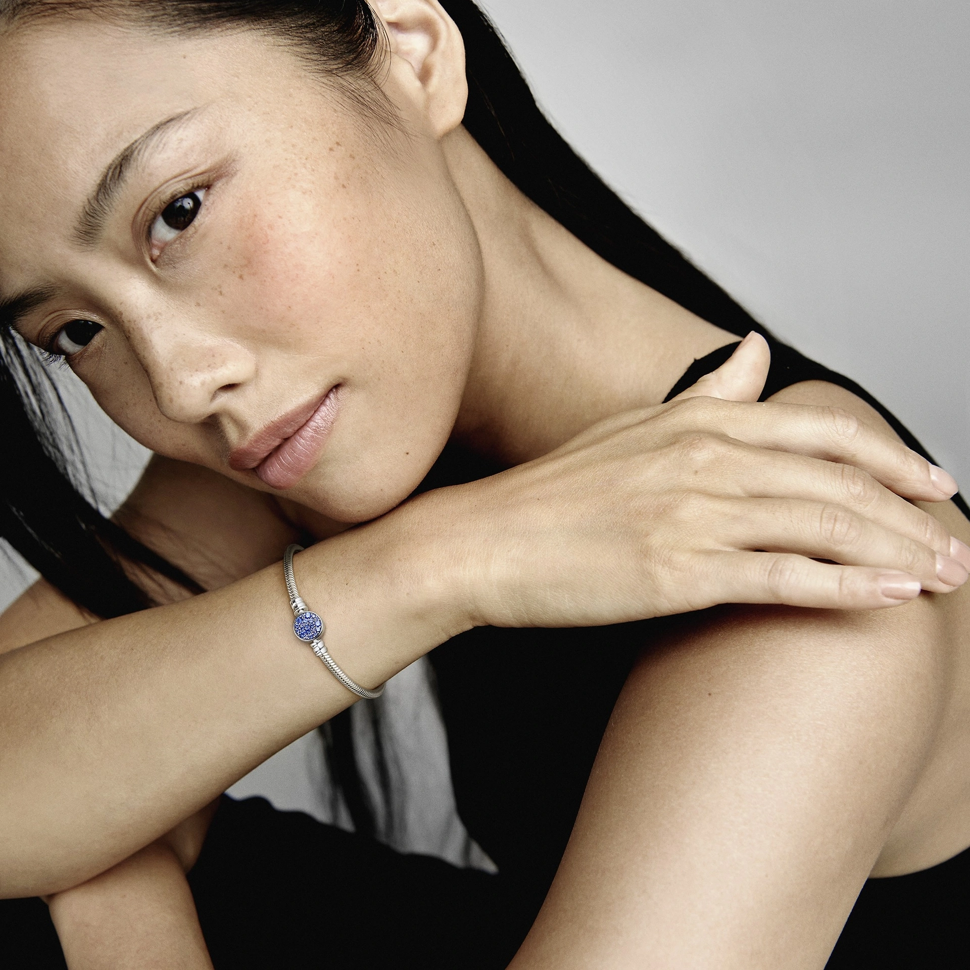 PANDORA MOMENTS SPARKLING BLUE DISC CLASP SNAKE CHAIN BRACELET • ONESHOP